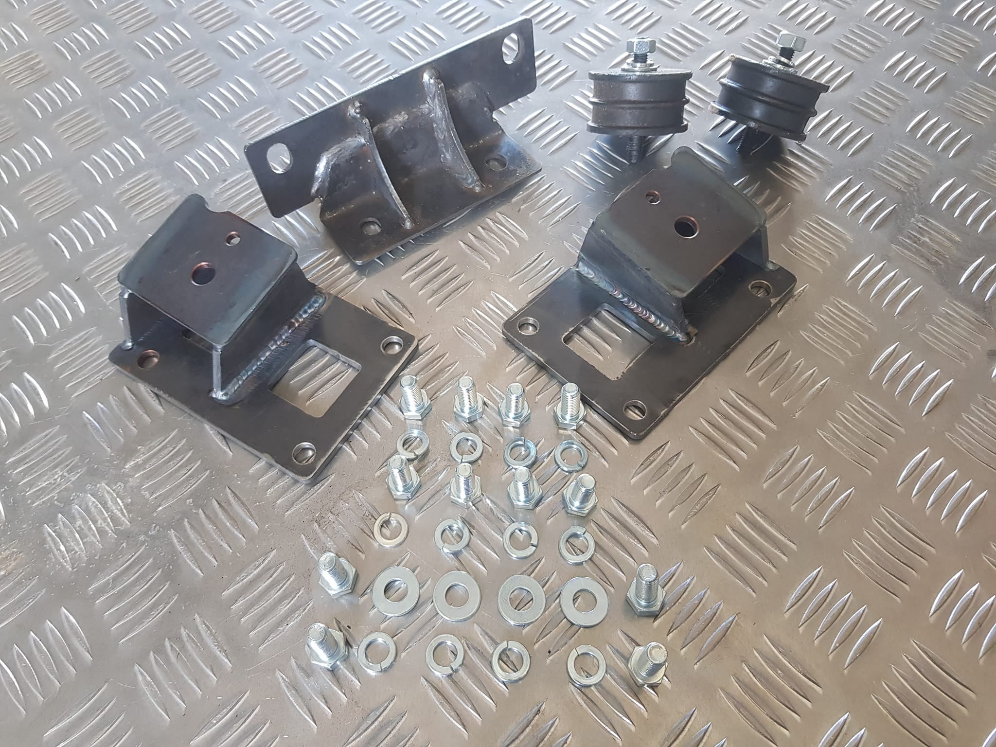 LS1 LS2 LS3 Hilux engine mount kit RZN149 | KE Conversions